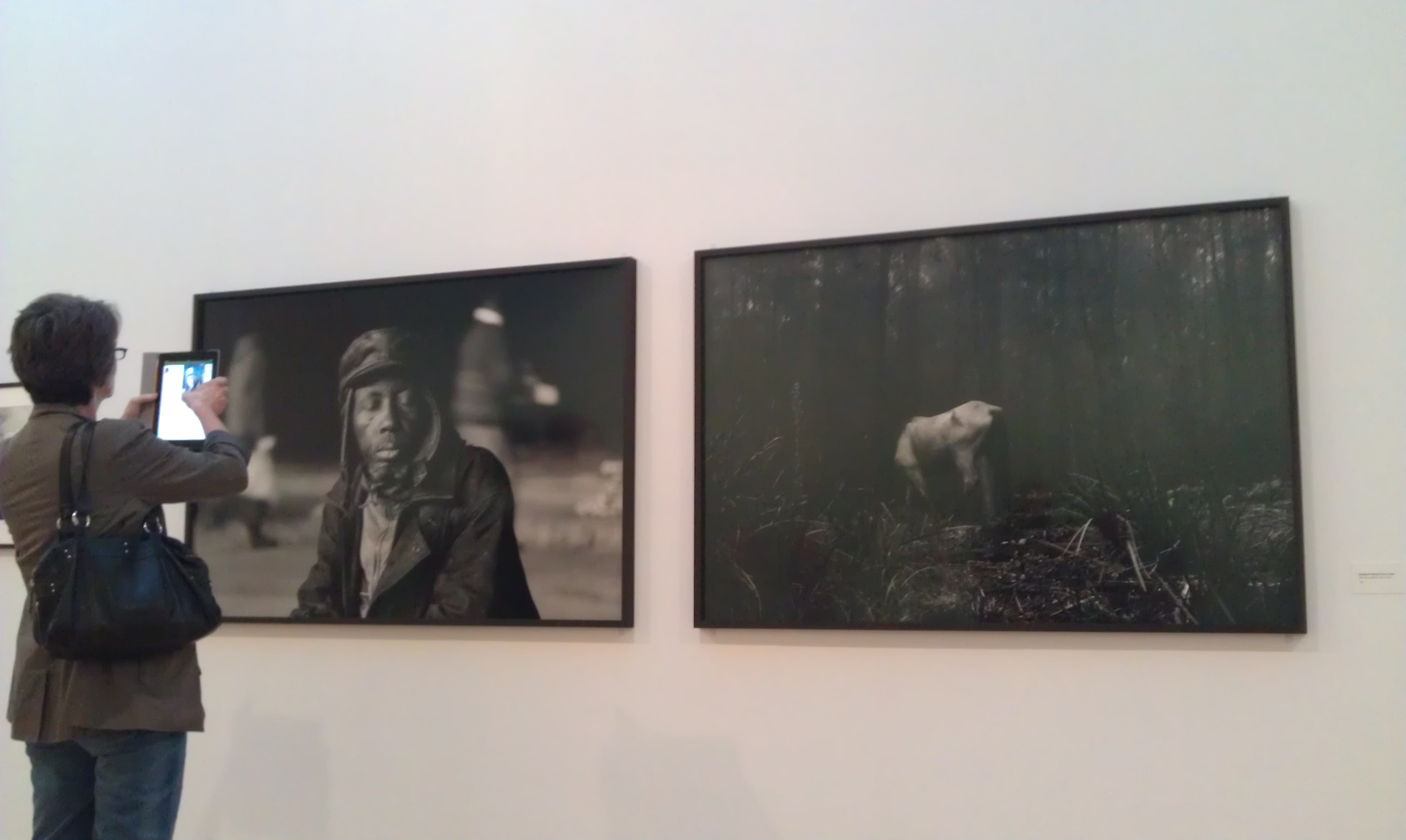 Une participante au livetweet « Santu Mofokeng », photographiant des ...